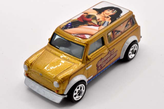 ’67 AUSTIN MINI VANのレビュー！ワンダーウーマンモチーフの金ぴか仕様！[FKY29] | Hot Wheels 情報まとめ ...
